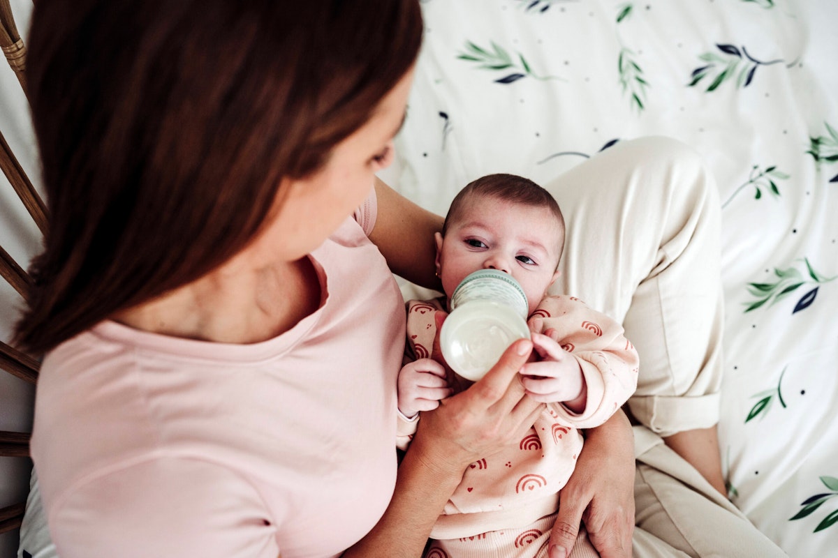 4 week old baby: Feeding, sleeping and development explained