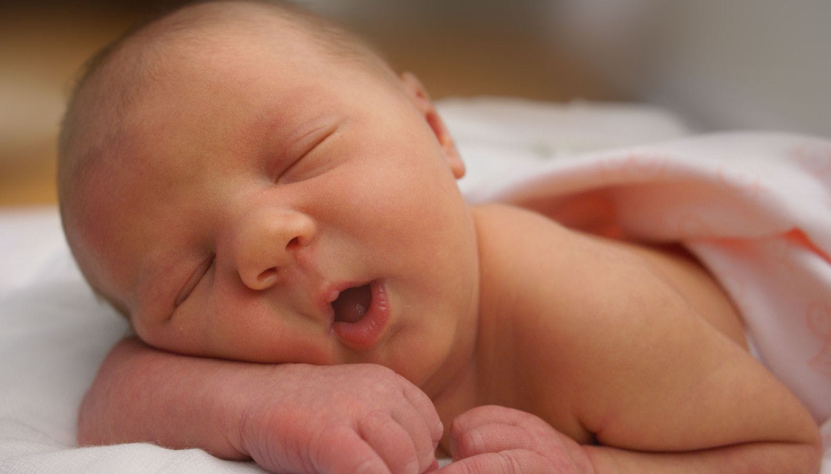 Your 1-week-old baby: Milestones, sleep and feeding guide