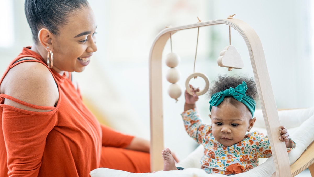 4 month old baby: Development, growth and milestones