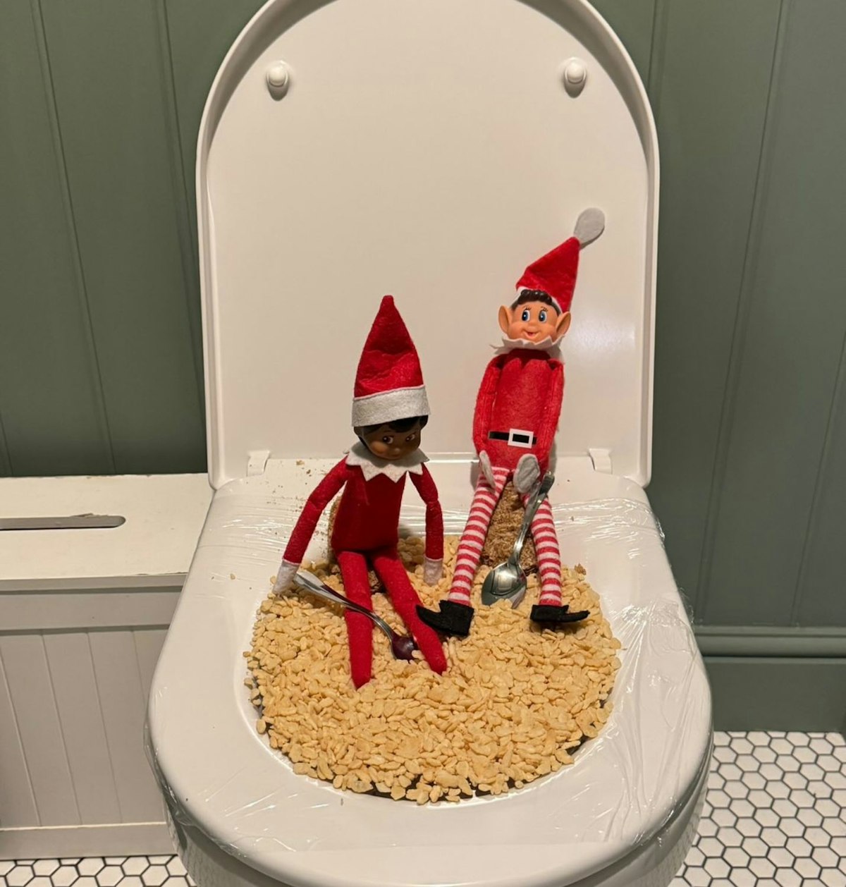 Elf on the Shelf 2025 – Share your funniest photos