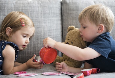 What is imaginative play? Benefits, ideas and toys