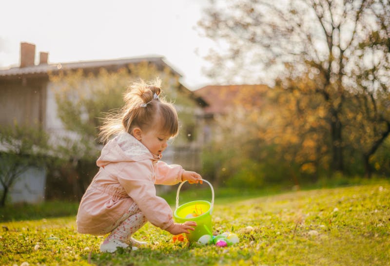 Outdoor Easter egg hunt clues: fun ideas for families