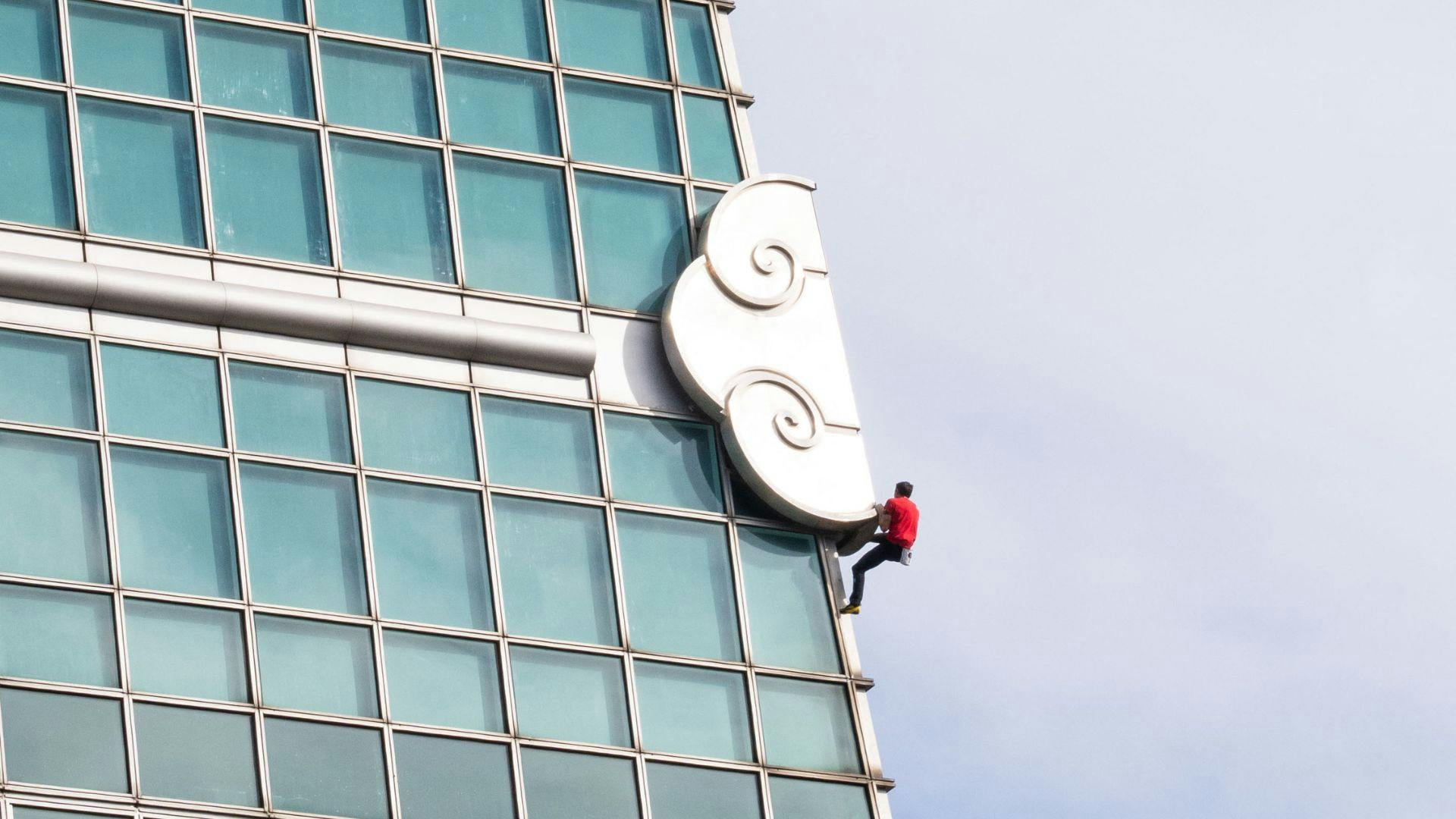 Alex Honnold free solo climbs Taipei 101 in insane time