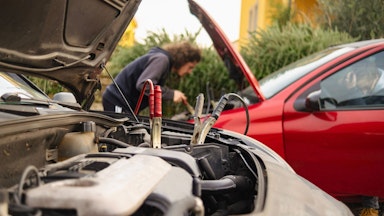 How to safely jump start a car using jump leads