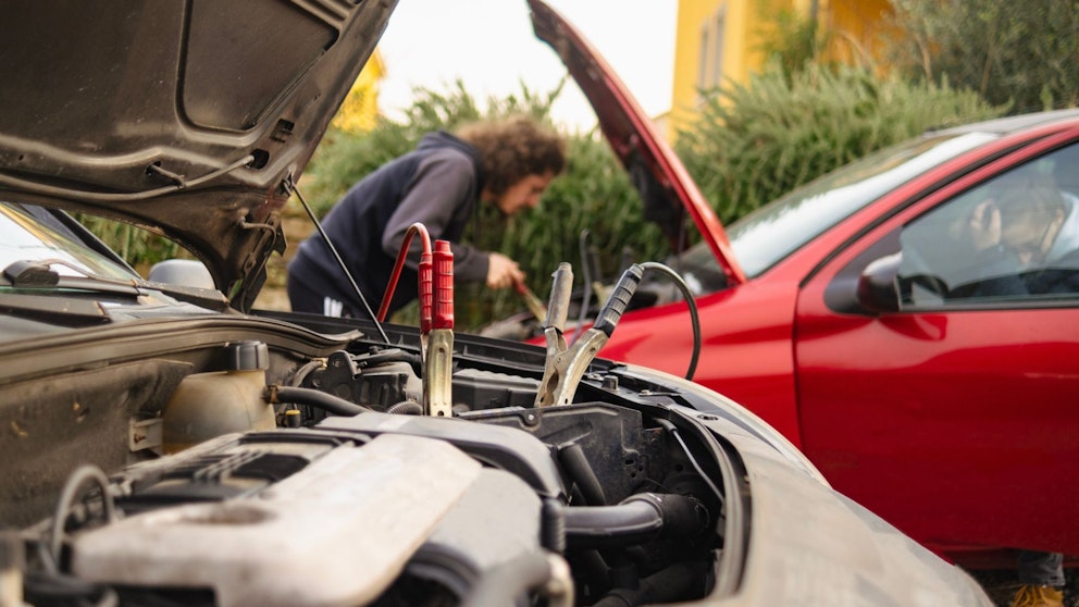 How to safely jump start a car using jump leads