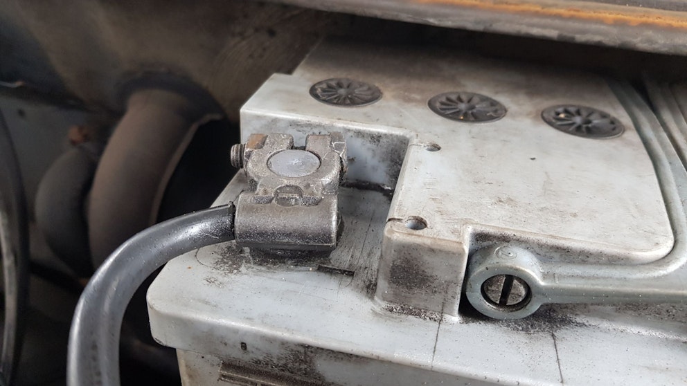 How to disconnect a car battery safely