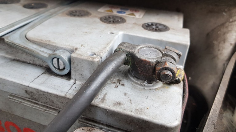 How to disconnect a car battery safely