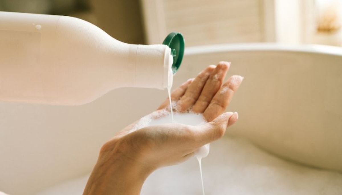 What is clarifying shampoo? Benefits and how to use it