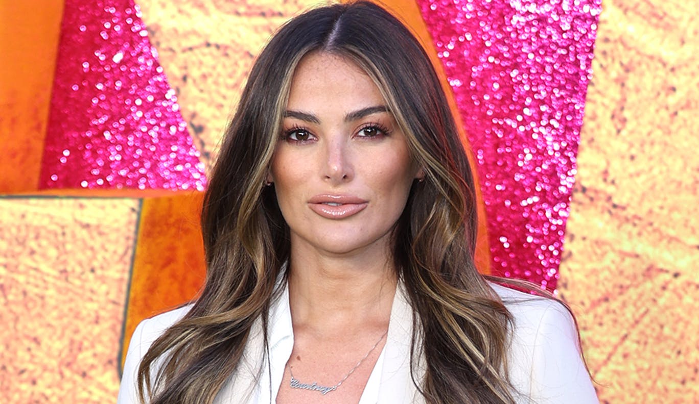 TOWIE’s Courtney Green posts pic of wedding dress and CONGRATULATIONS 👰 ...