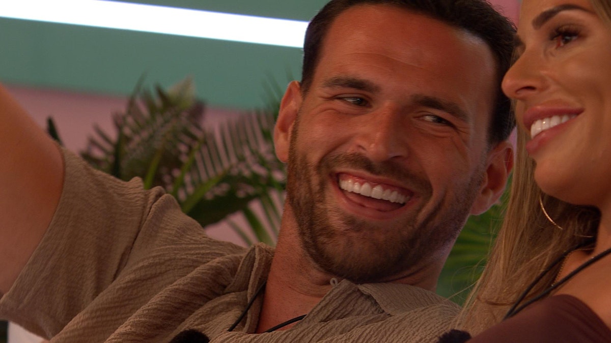 Love Island's Ronnie Vint reveals why he ‘sleeps like Dracula’