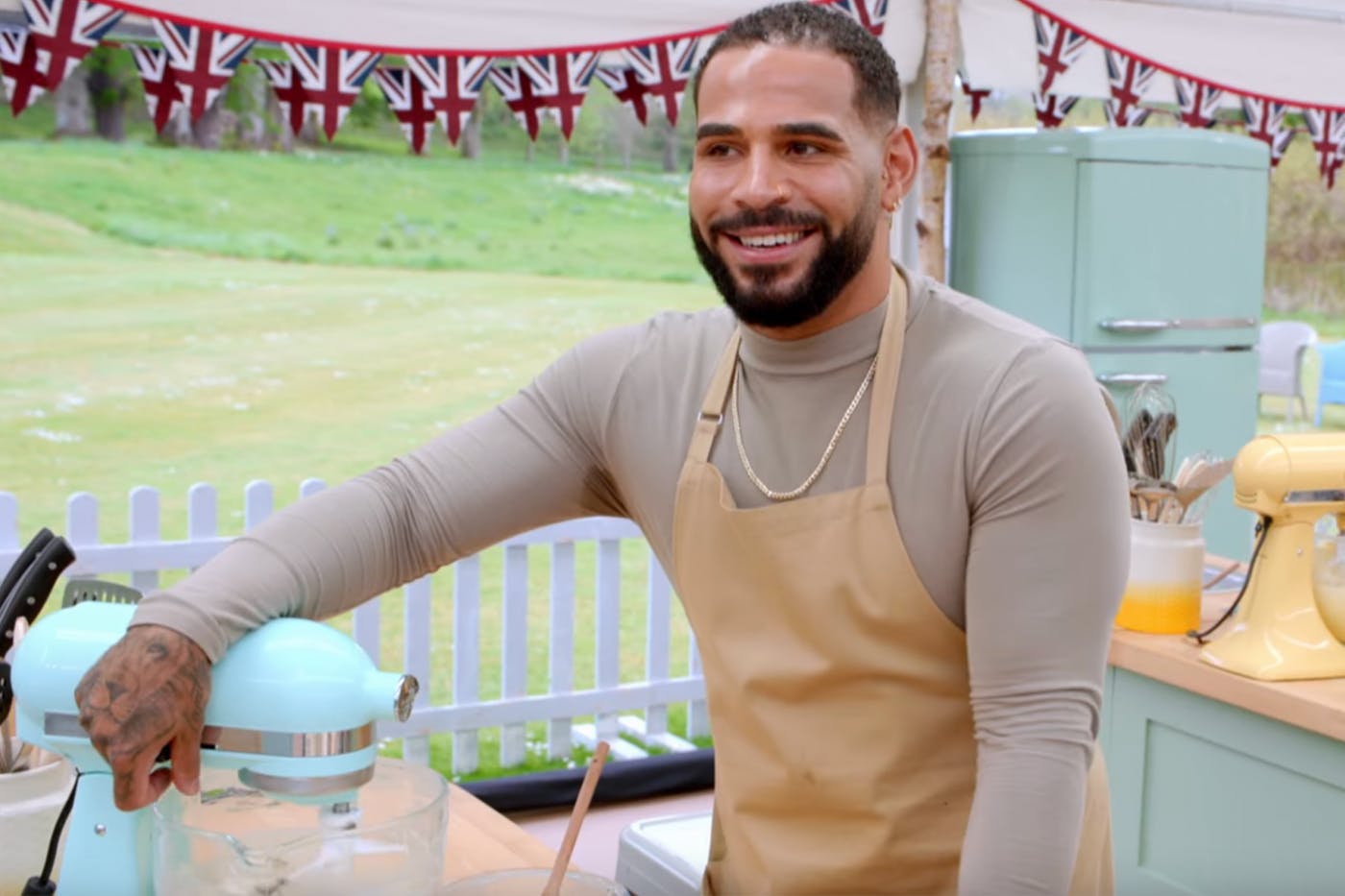 The Internet Thinks Great British Bake Off's Sandro Farmhouse Is The ...