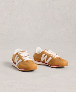 Suddenly Everyone Cool Girl Is Wearing Brown Trainers
