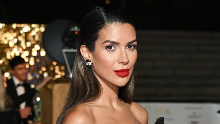 Ekin-Su wore this stunnin' red lipstick to the NTAs, and we're obsessed