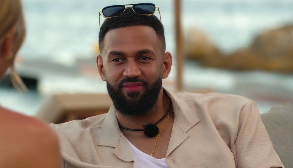 Love is Blind UK's Ollie Sutherland ENGAGED to reality star after ...