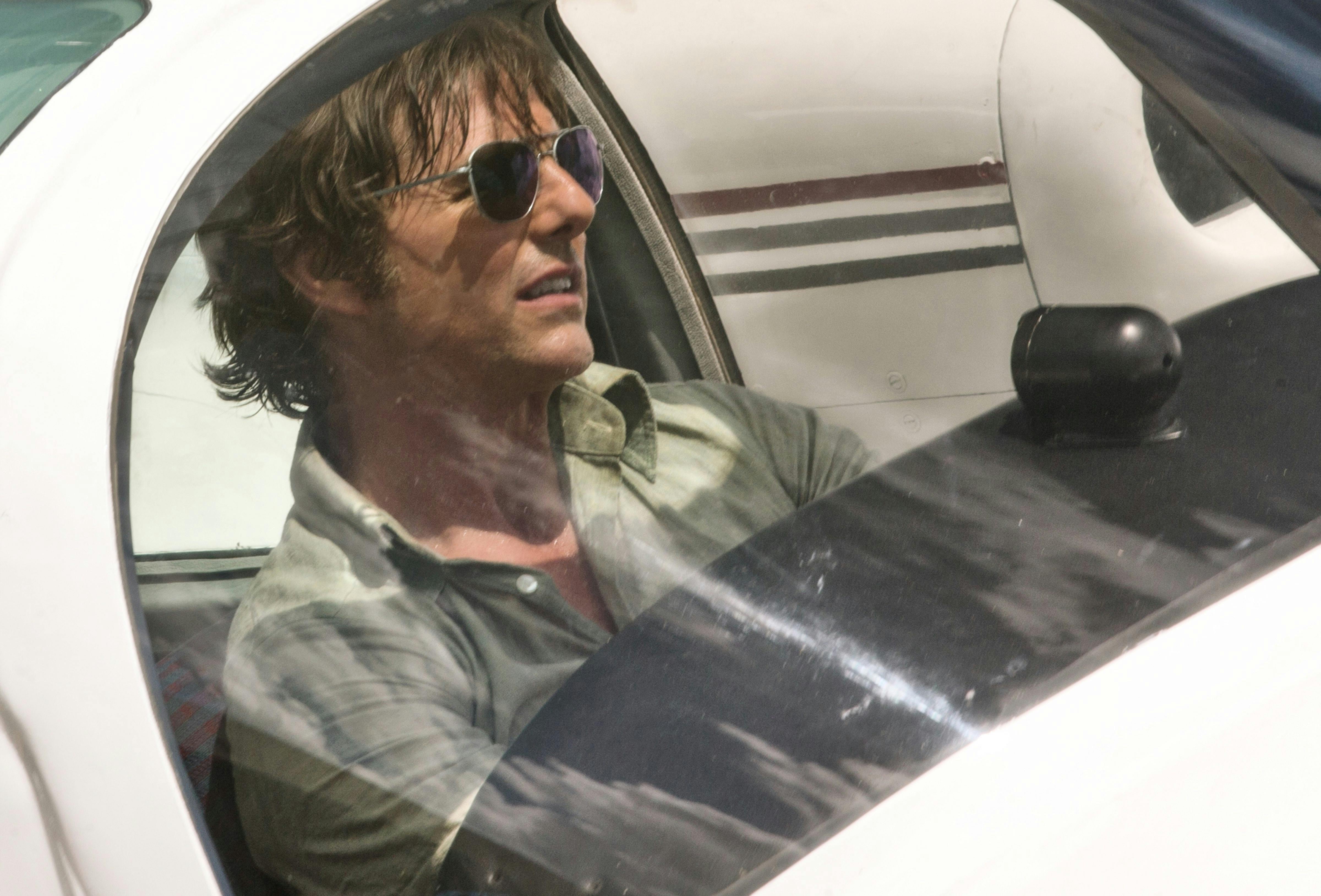 Tom Cruise Is Flying High In The First American Made Trailer | Movies ...