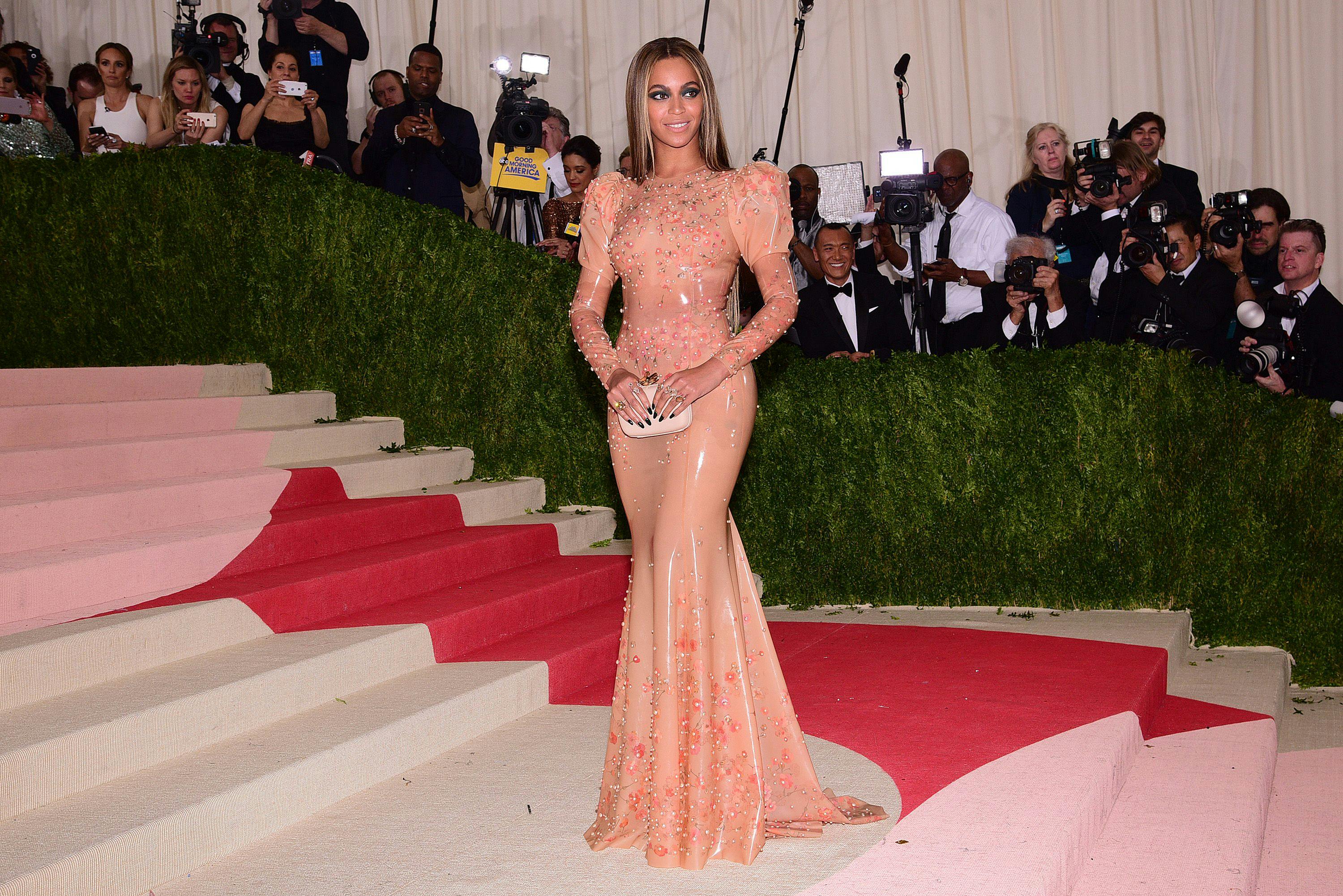 Beyonce Turns Up Late And ALONE To Met Gala | Grazia