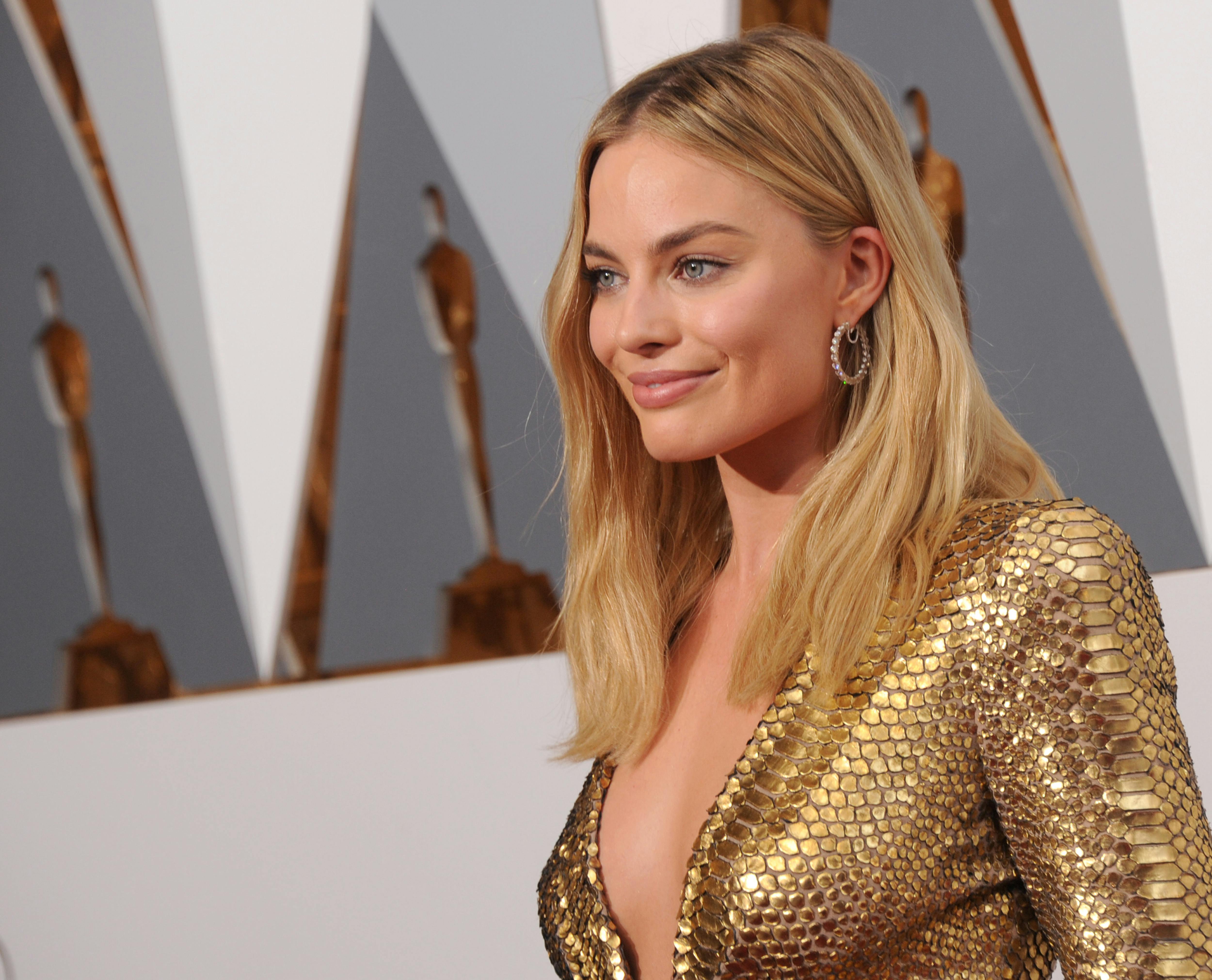 Here's why Margot Robbie refused to lose weight - Closer