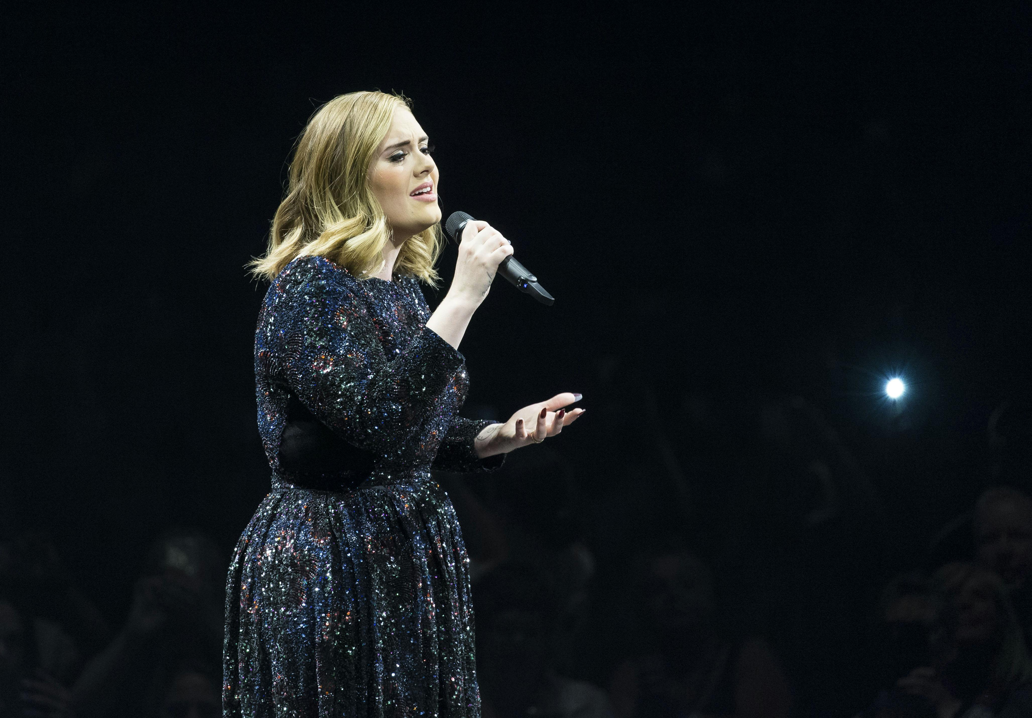 Adele Gets Emotional Onstage Over Death Of Her Dog - Grazia
