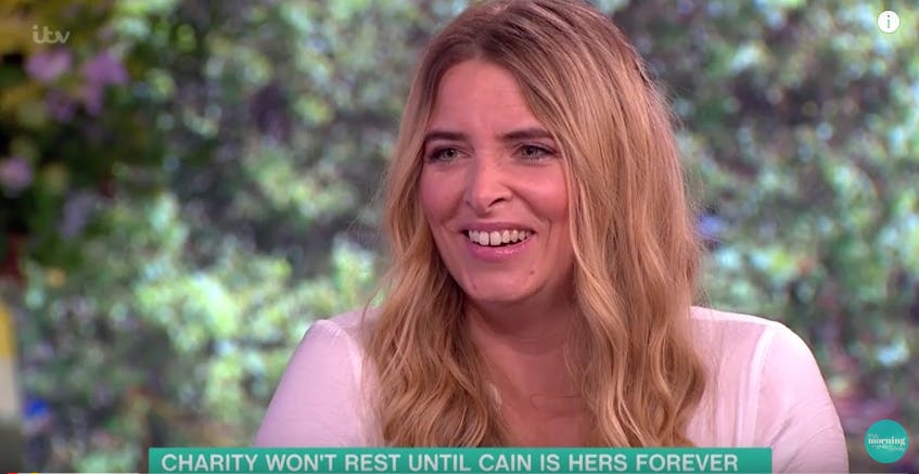 Emma Atkins reveals the secret behind her steamy kissing scenes - Closer