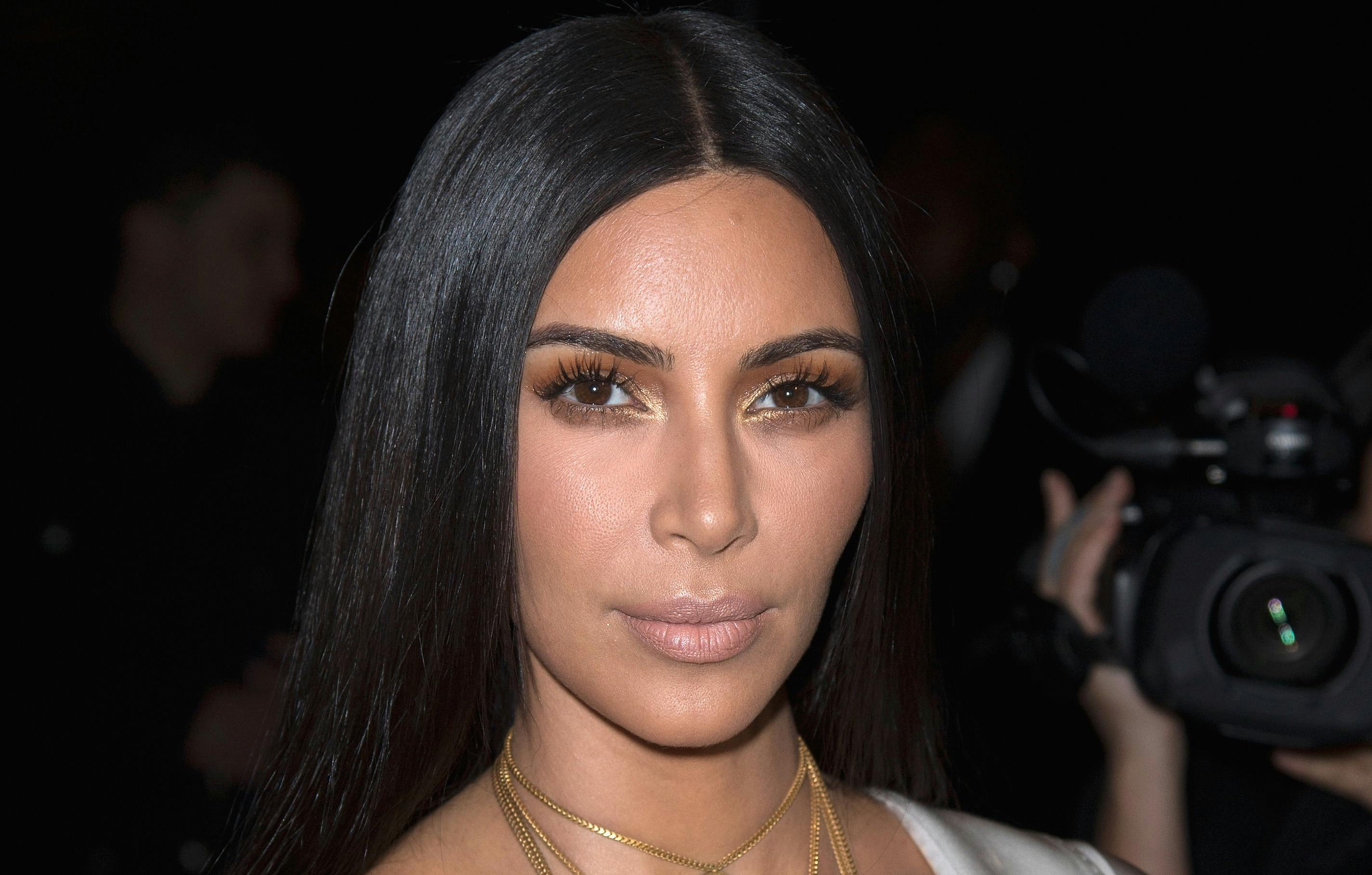 Kim Kardashian held at gunpoint in Paris - heat