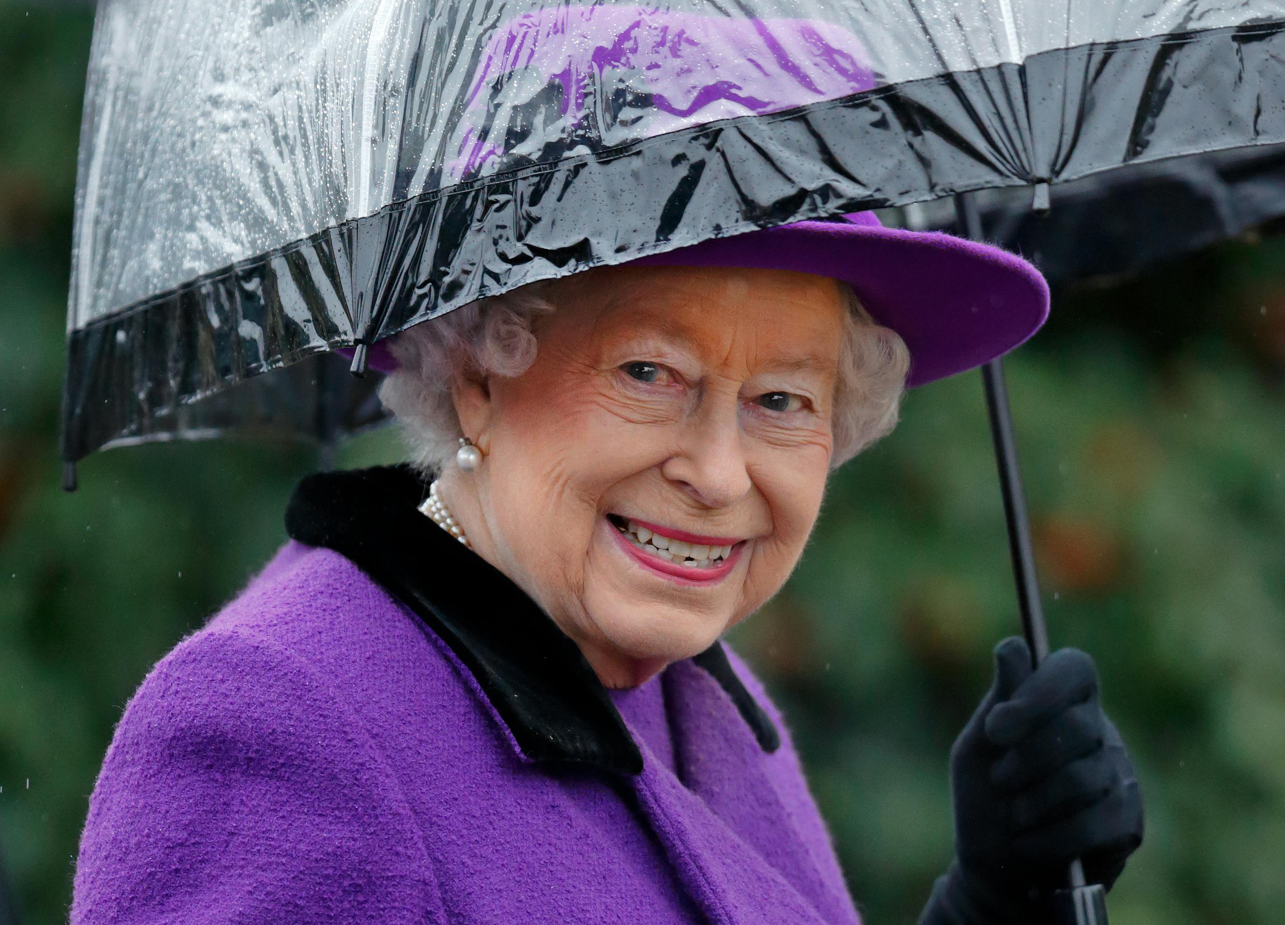 The Queen Is Advertising For A Social Media Manager To Tweet For Her ...