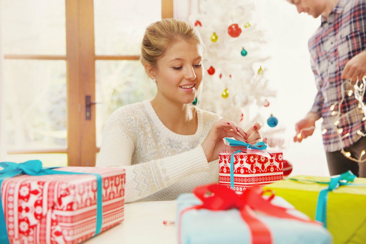 Tips and tricks for wrapping Christmas presents - Closer