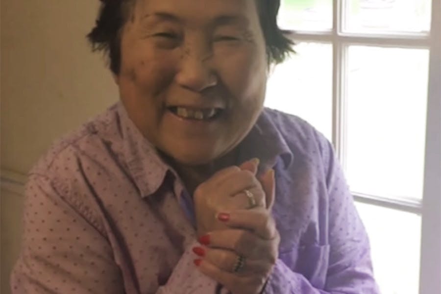 Daughter Christine Stone films her Alzheimer's mum Setsuko's reaction ...