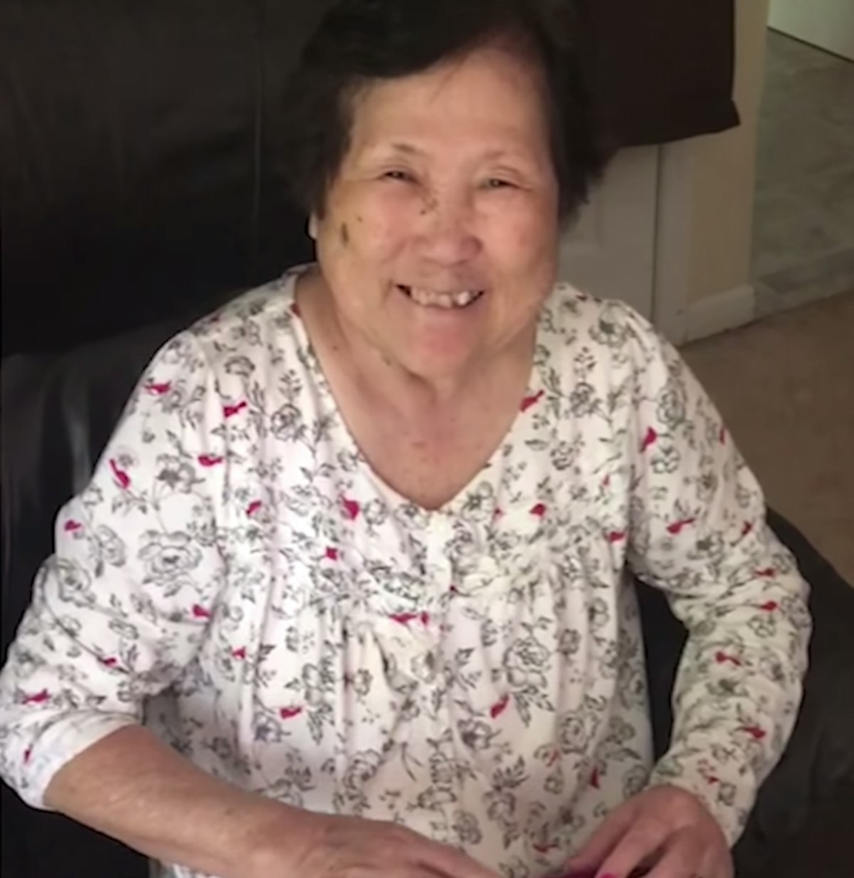 Daughter Christine Stone films her Alzheimer's mum Setsuko's reaction ...