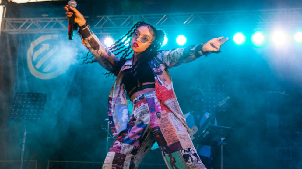 Fka Twigs Posts Nude Picture In Bath Internet Breaks