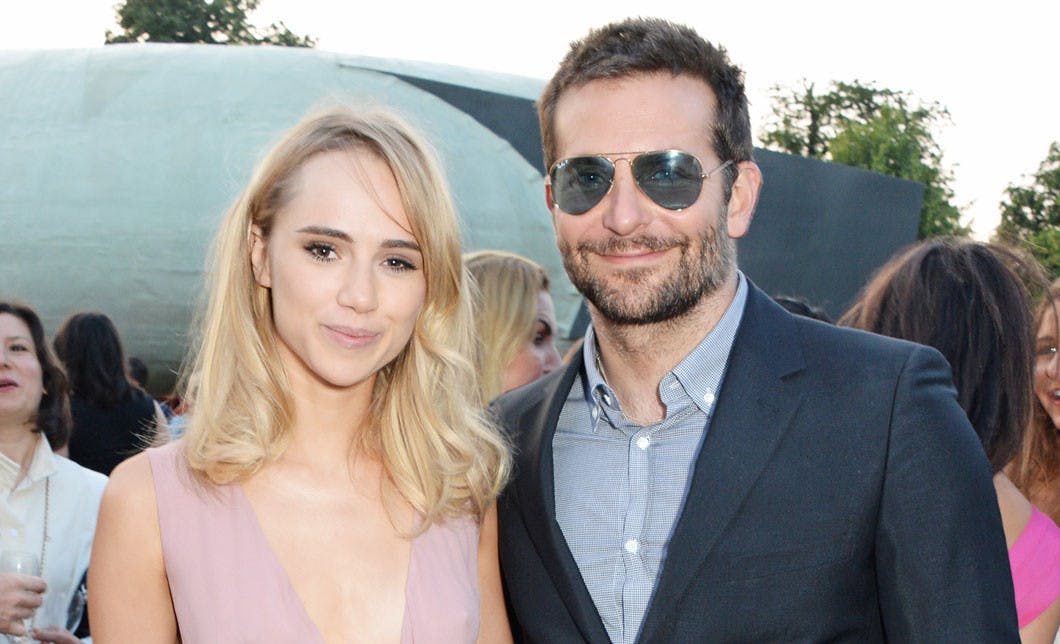 Suki Waterhouse Og Bradley Cooper Beach Suki Waterhouse And Sister
