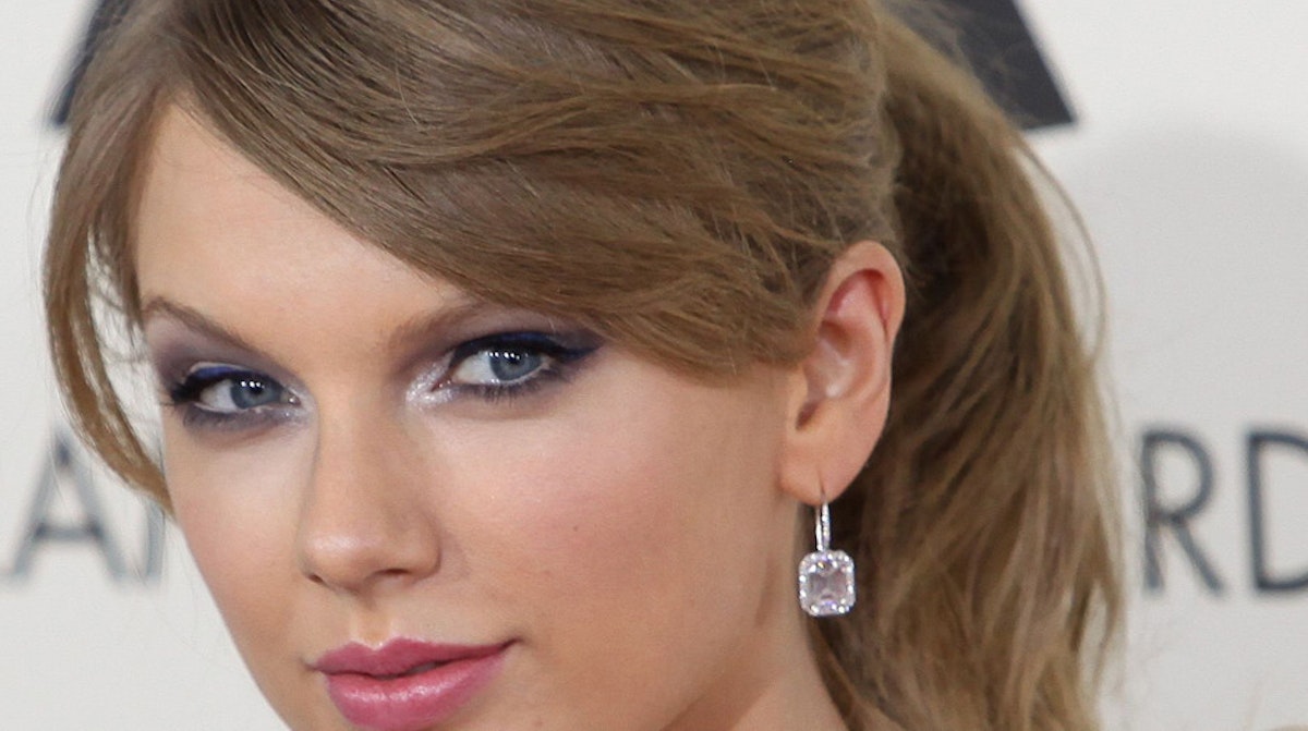 Why does Taylor Swift look so different on the front of Wonderland mag ...
