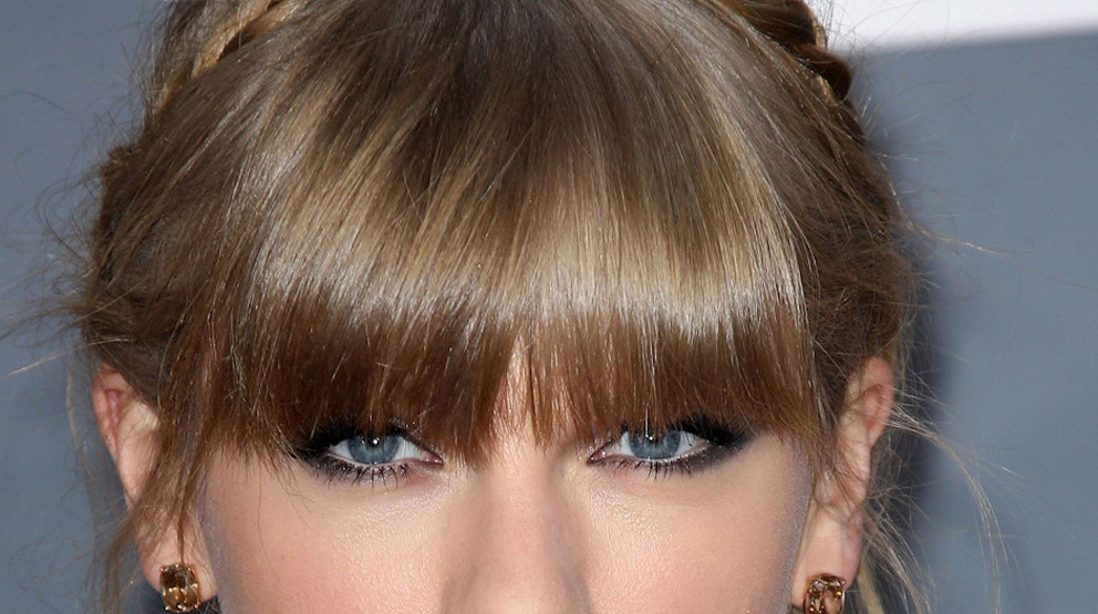 Why does Taylor Swift look so different on the front of Wonderland mag ...