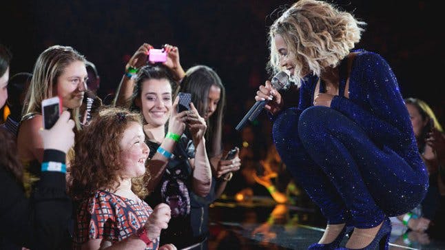 Beyonce sings a duet with a 13-year-old blind girl during concert | Closer