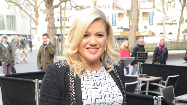 Kelly Clarkson reveals the gender of her unborn baby with an adorable ...