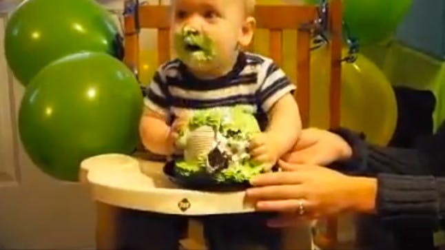 WATCH: Baby tastes cake for the first time- and sticks his face in it ...