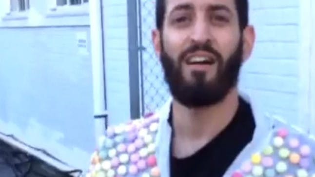 Man wears suit of Mentos before jumping into bath of Coca-Cola in ...