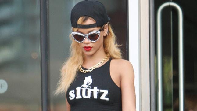 Rihanna rants at angry fans throwing food at Manchester show | Closer