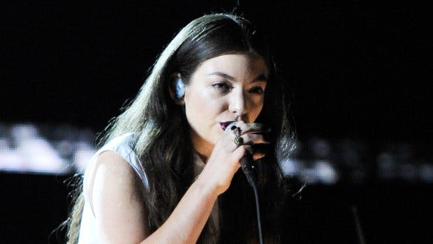 It's Lorde. Performing Without Autotune