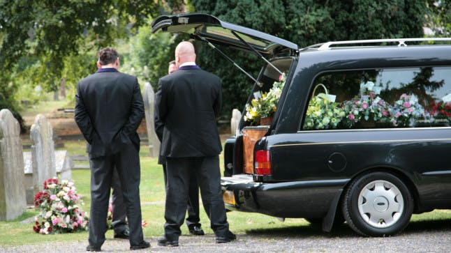 Man comes back to life at his own funeral – and cries | Closer