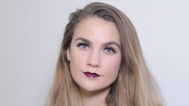 How To Do Proper Party Make-Up At Your Desk