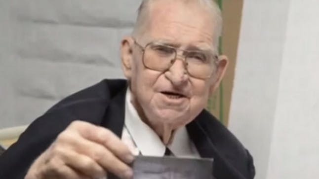 Area 51 scientist reveals photo of aliens ‘working for government’ | Closer