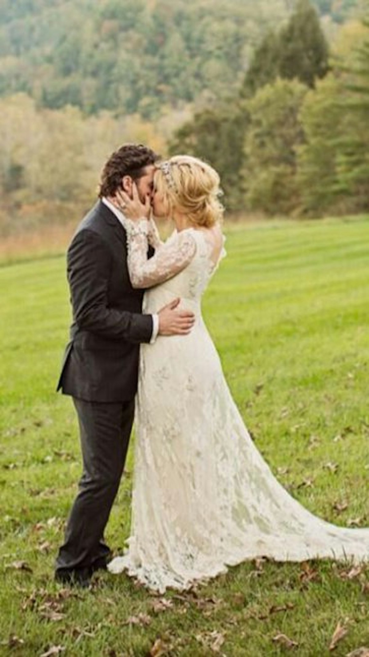 Kelly Clarkson marries Brandon Blackstock in gorgeous rural wedding ...