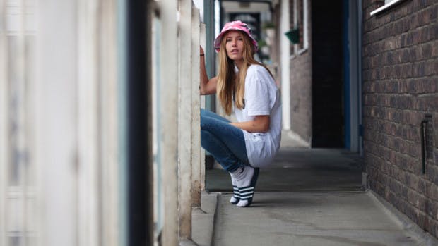 Floral Bucket Hats. Chokers. And Other Style Notes To Steal From Grunge ...