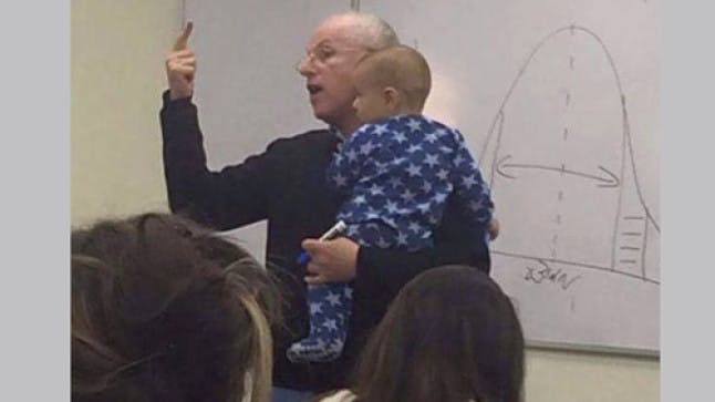 Professor’s amazing reaction to student’s crying child goes viral | Closer