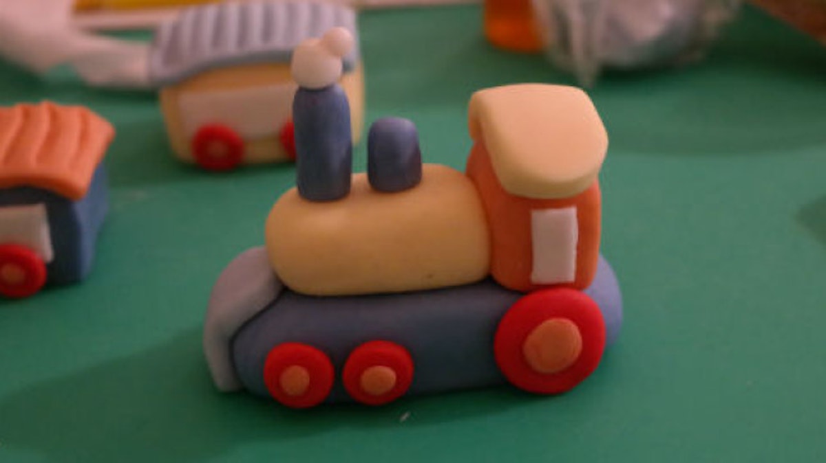 8 Easy Steps To Make A Fondant Train | Closer