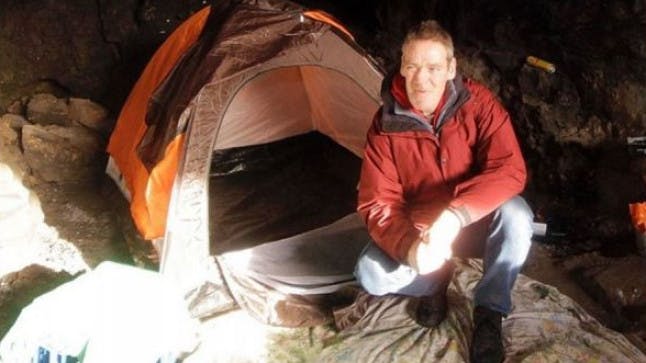 Homeless man living in cave given a home for Christmas! | Closer