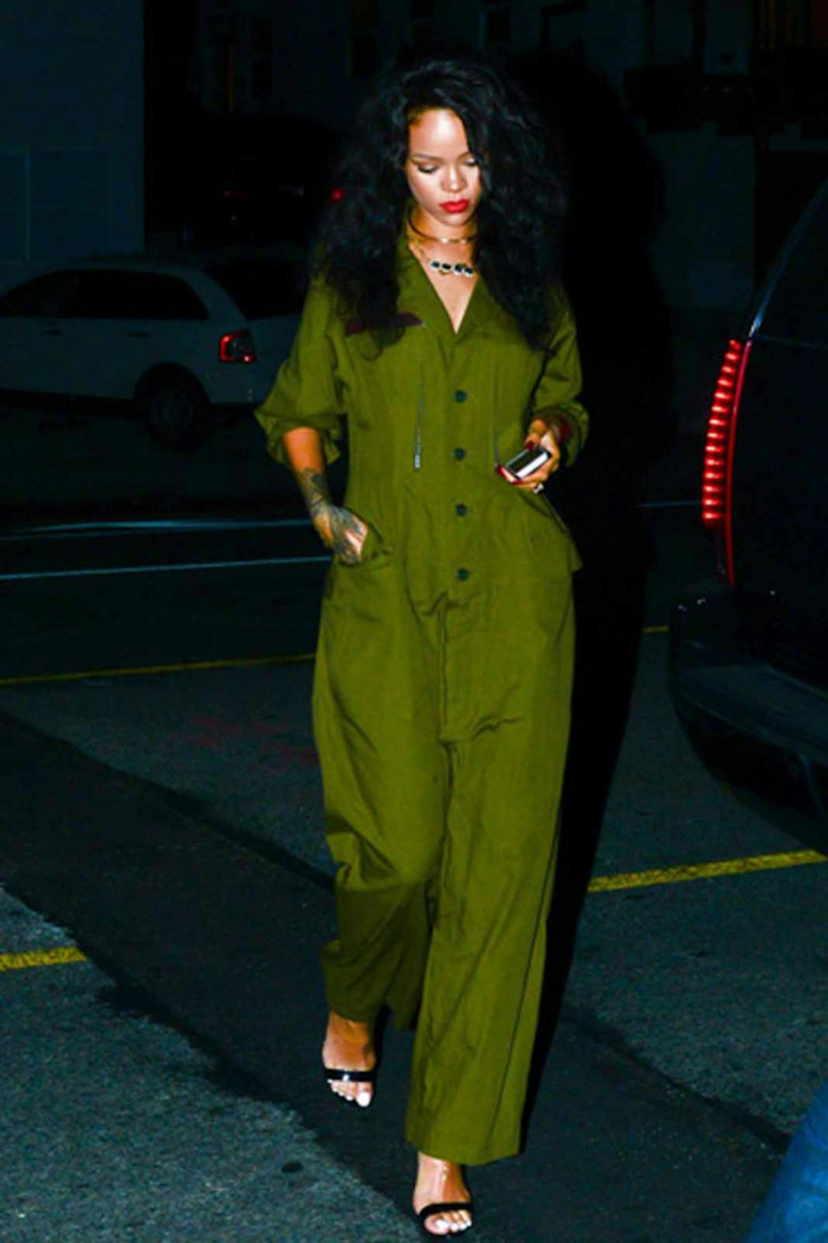 Rihanna Stages The Best Meet And Greet Ever At The Eiffel Tower ...