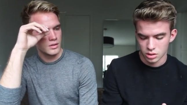 Twins come out to their dad – and his response is heartwarming | Closer