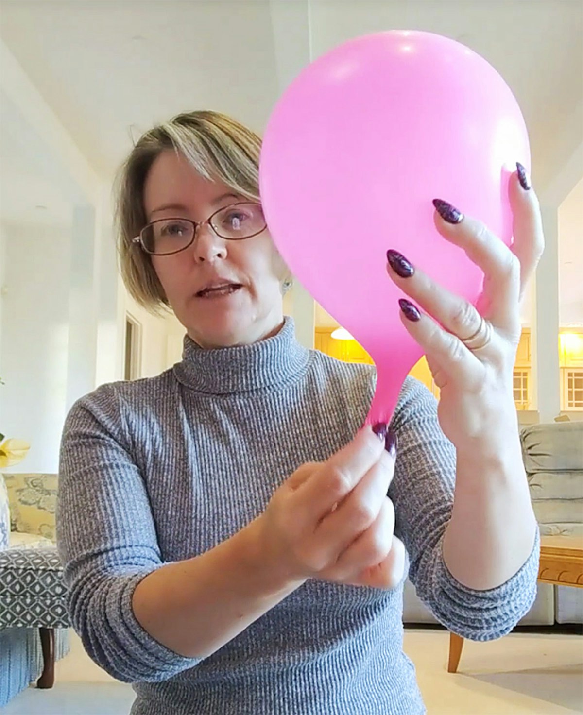 Birth expert Liz Chalmers' genius explanation of labour using a balloon ...