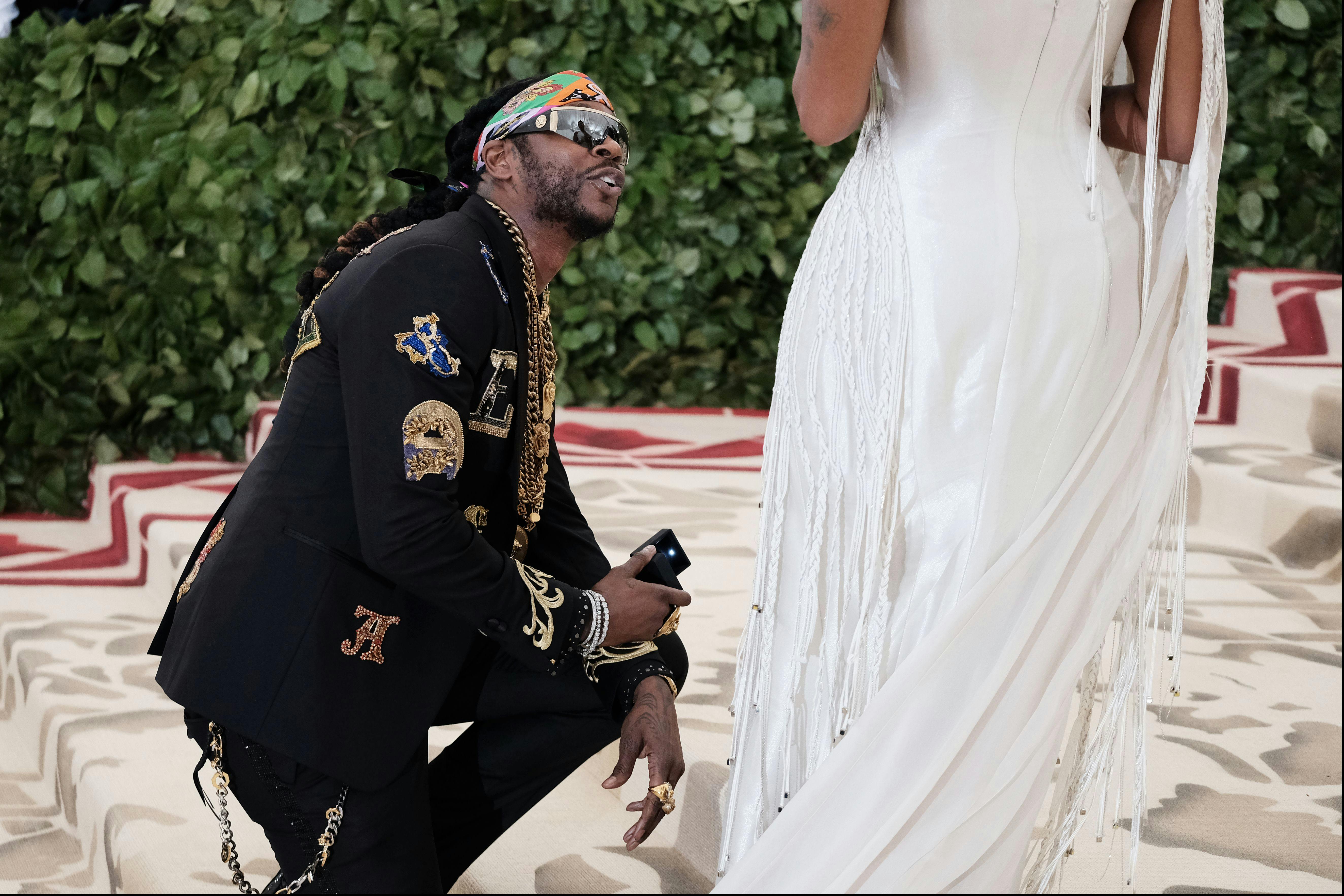 2 Chainz PROPOSED to his girlfriend on the Met Gala red carpet ...